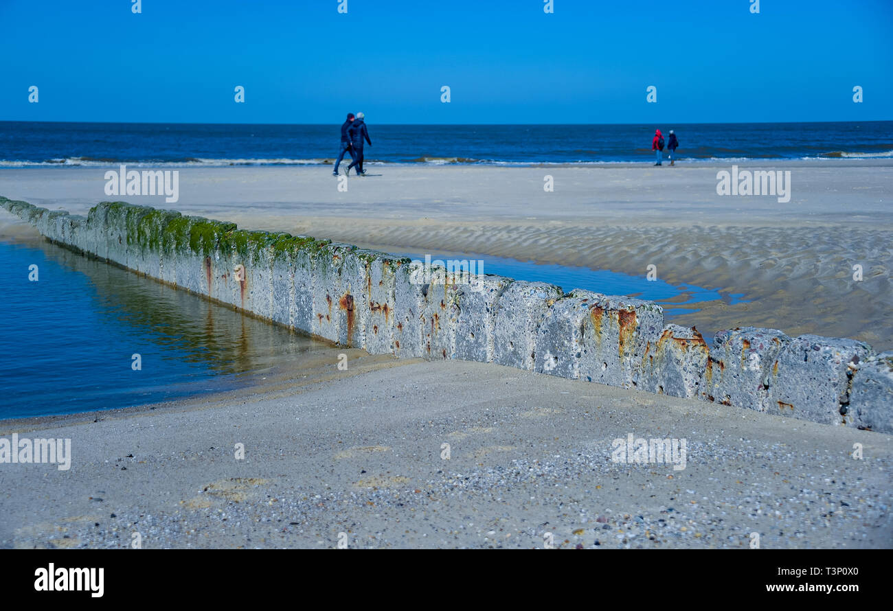 08 April 2019, Schleswig-Holstein, Westerland/Sylt: Concrete groynes ...