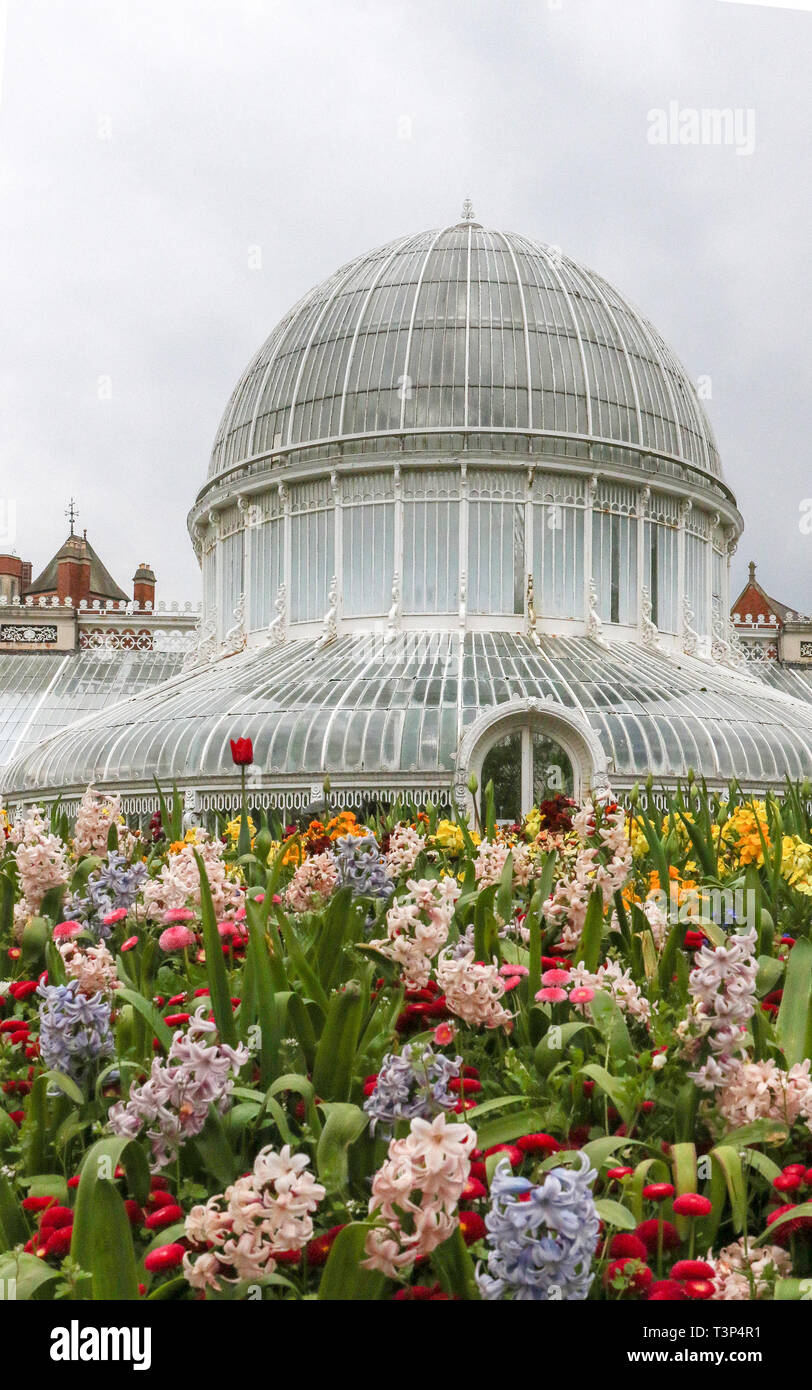 Belfast, Northern Ireland. 11th Apr, 2019. UK weather -grey sky over ...