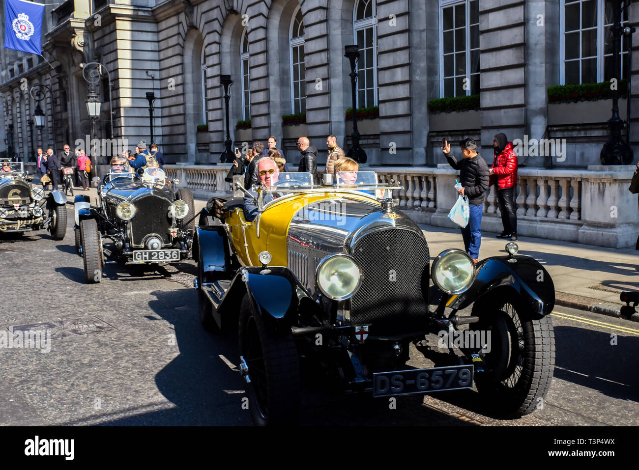 Pall Mall, London, UK. 11th Apr, 2019. Classic Bentley cars outside the ...