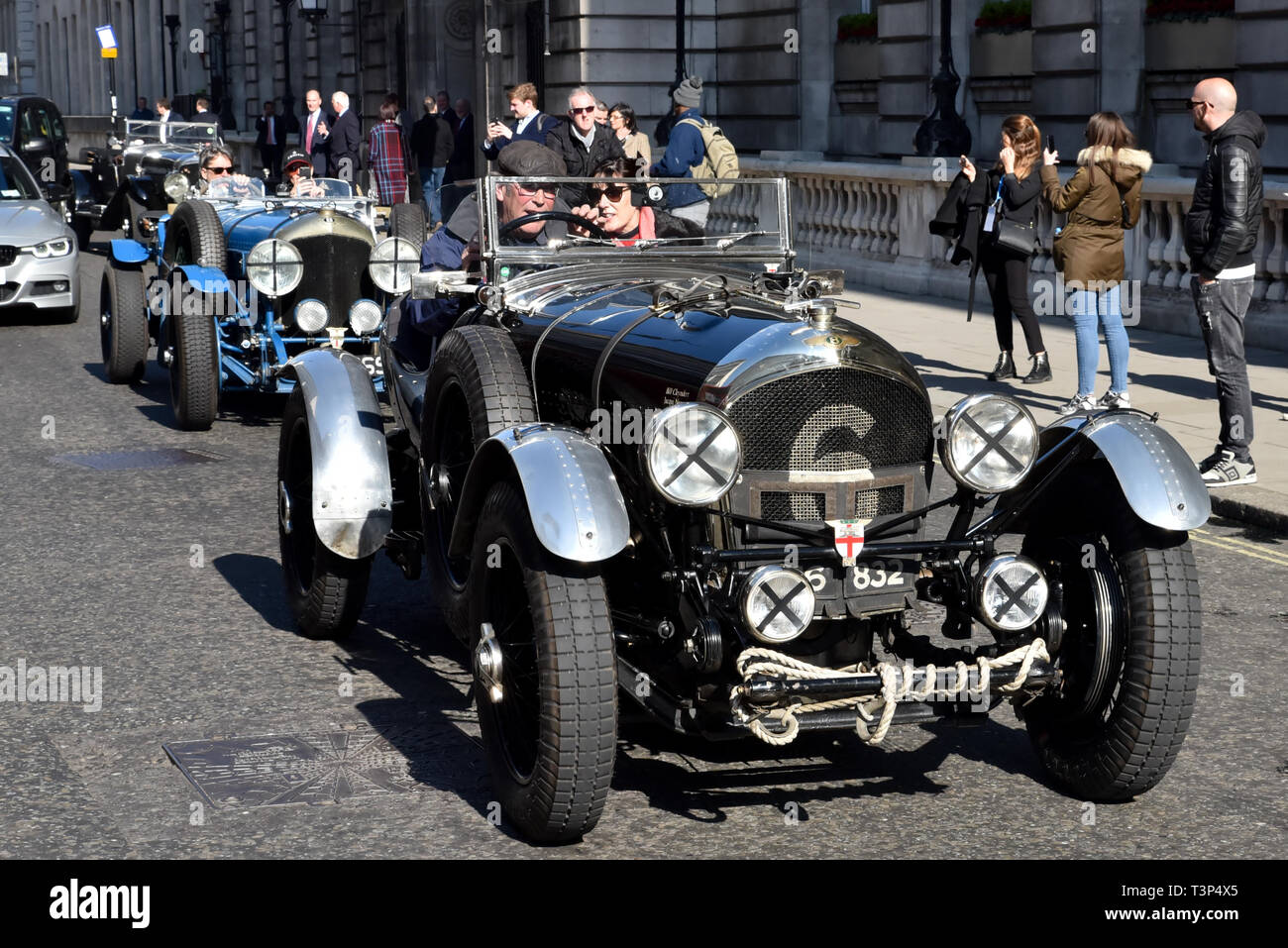 Pall Mall, London, UK. 11th Apr, 2019. Classic Bentley cars outside the ...