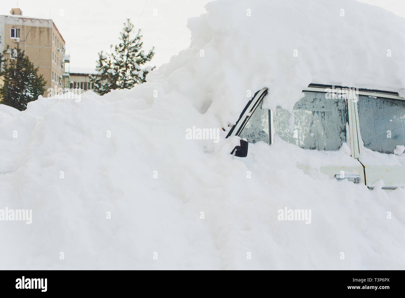 Snow on cars after snowfall. Winter urban scene Stock Photo - Alamy