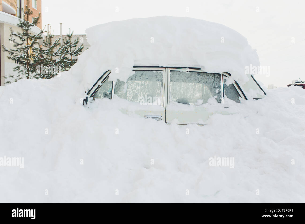 Snow on cars after snowfall. Winter urban scene Stock Photo - Alamy