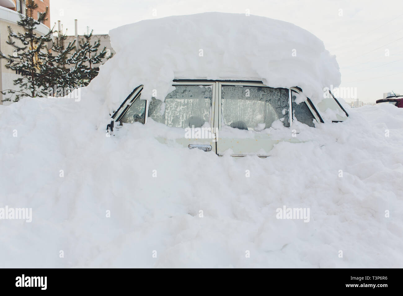 Snow on cars after snowfall. Winter urban scene Stock Photo - Alamy