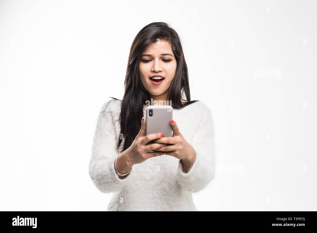 Portrait of a beautiful happy girl using her phone to text message ...