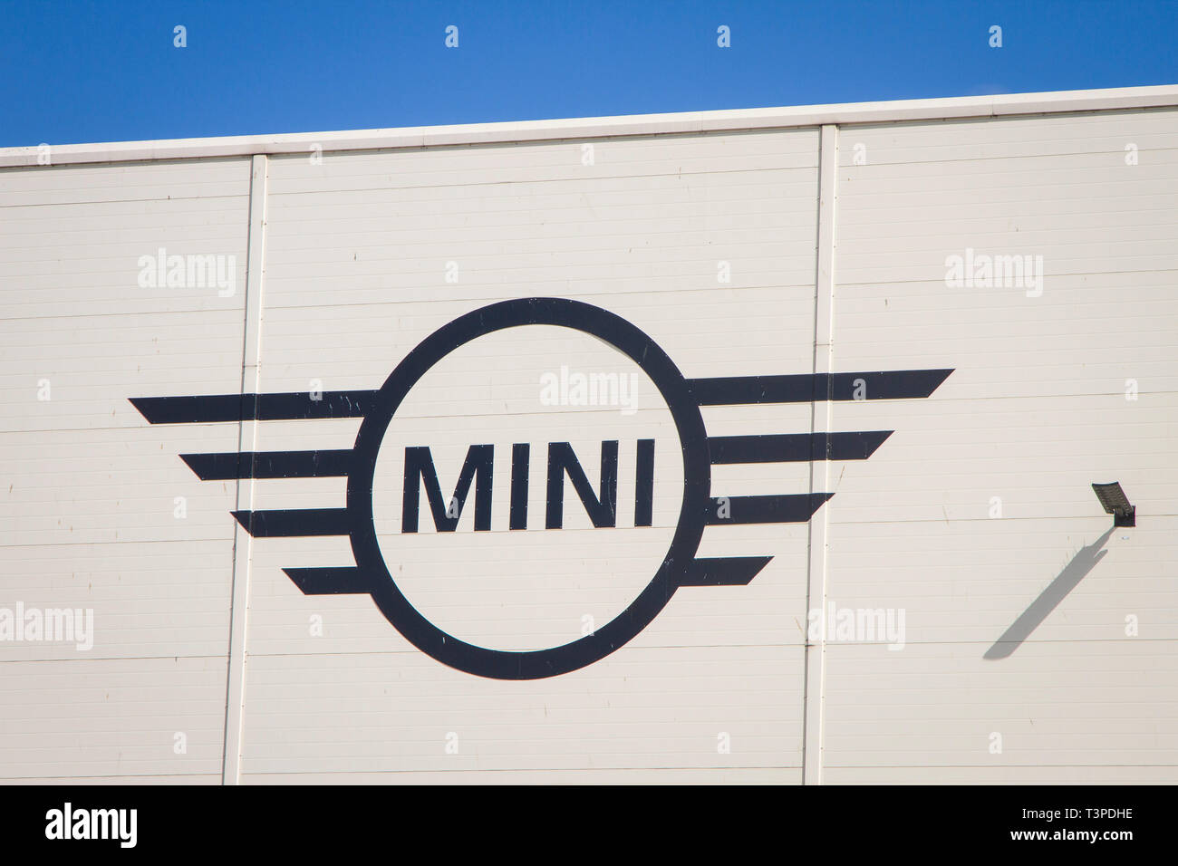 Bmw mini logo sign hi-res stock photography and images - Alamy