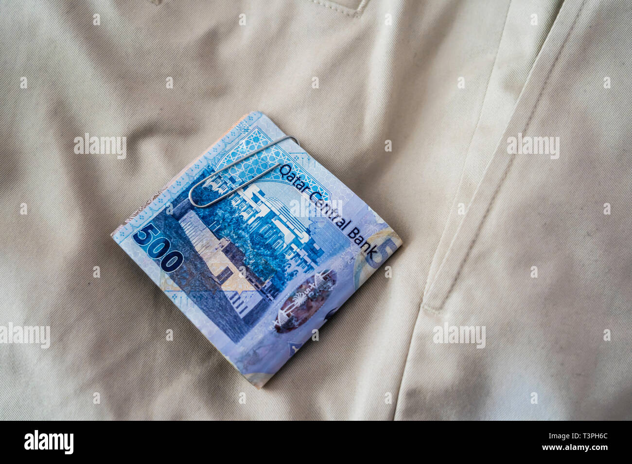 Money falling out of wallet hi-res stock photography and images - Alamy