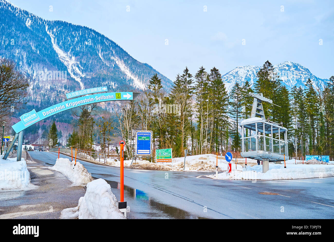 Vintage ski gondola hi-res stock photography and images - Alamy