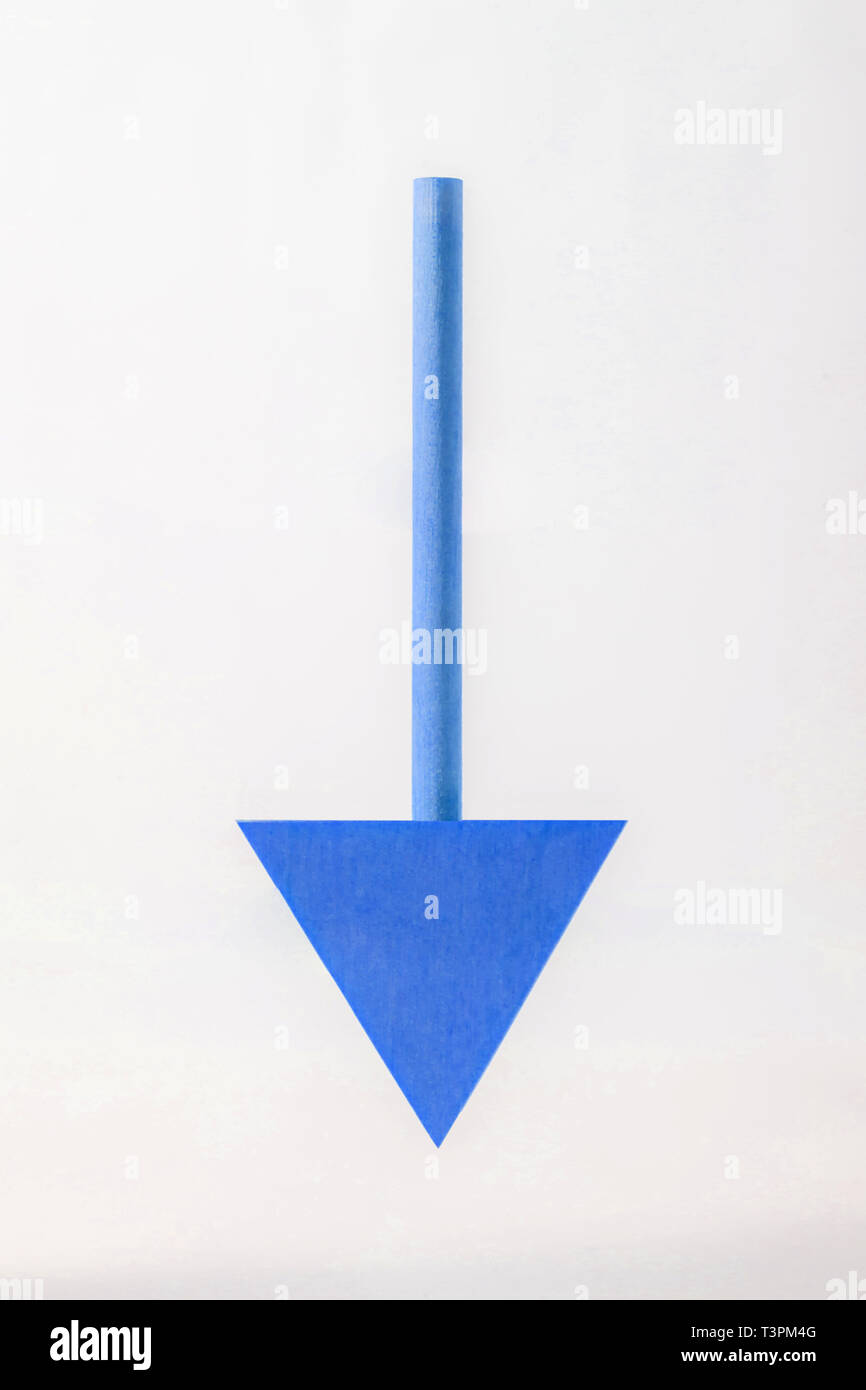 wooden arrow pointing down Stock Photo - Alamy