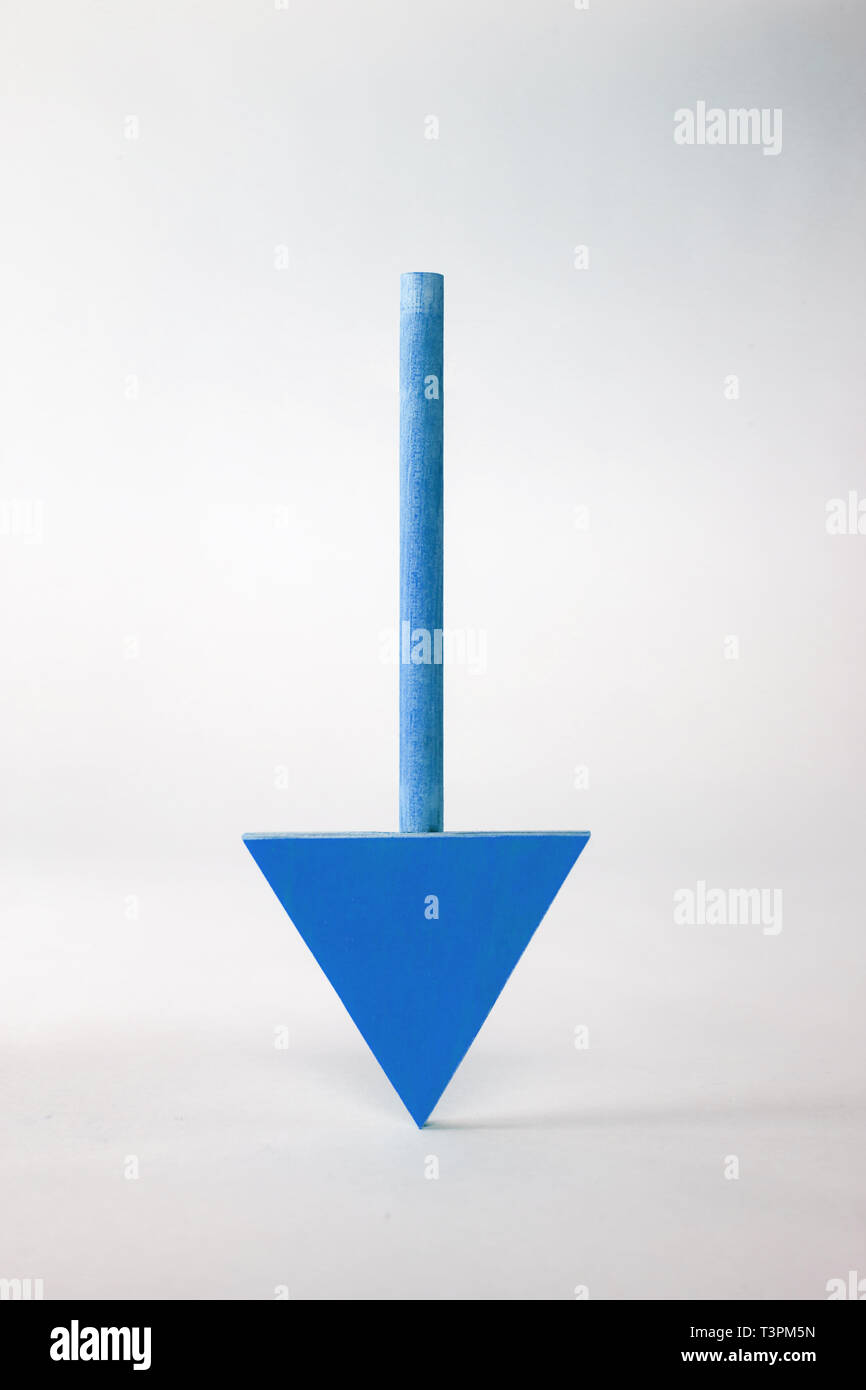 wooden arrow pointing down Stock Photo - Alamy