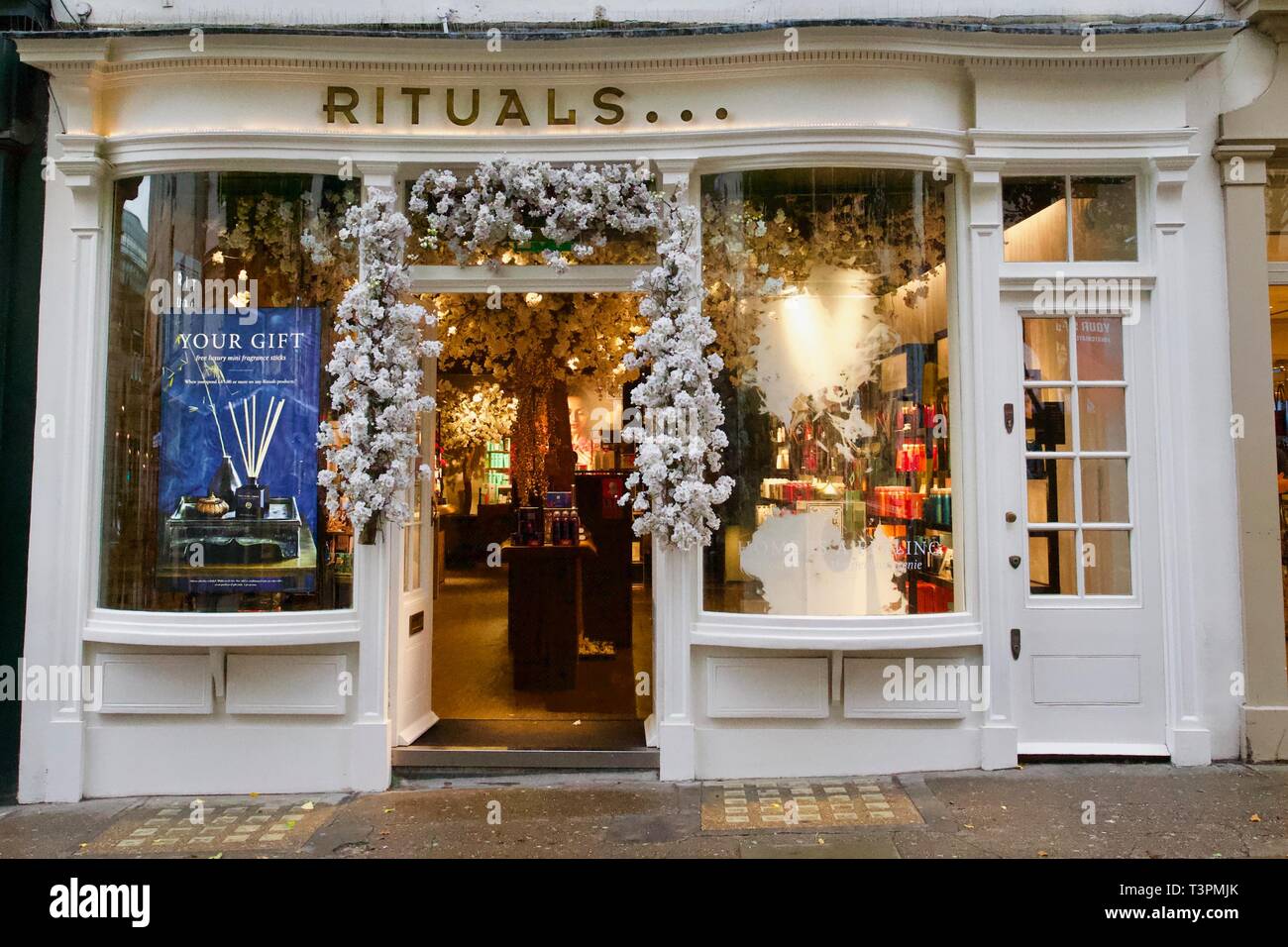 English rituals hi-res stock photography and images - Alamy