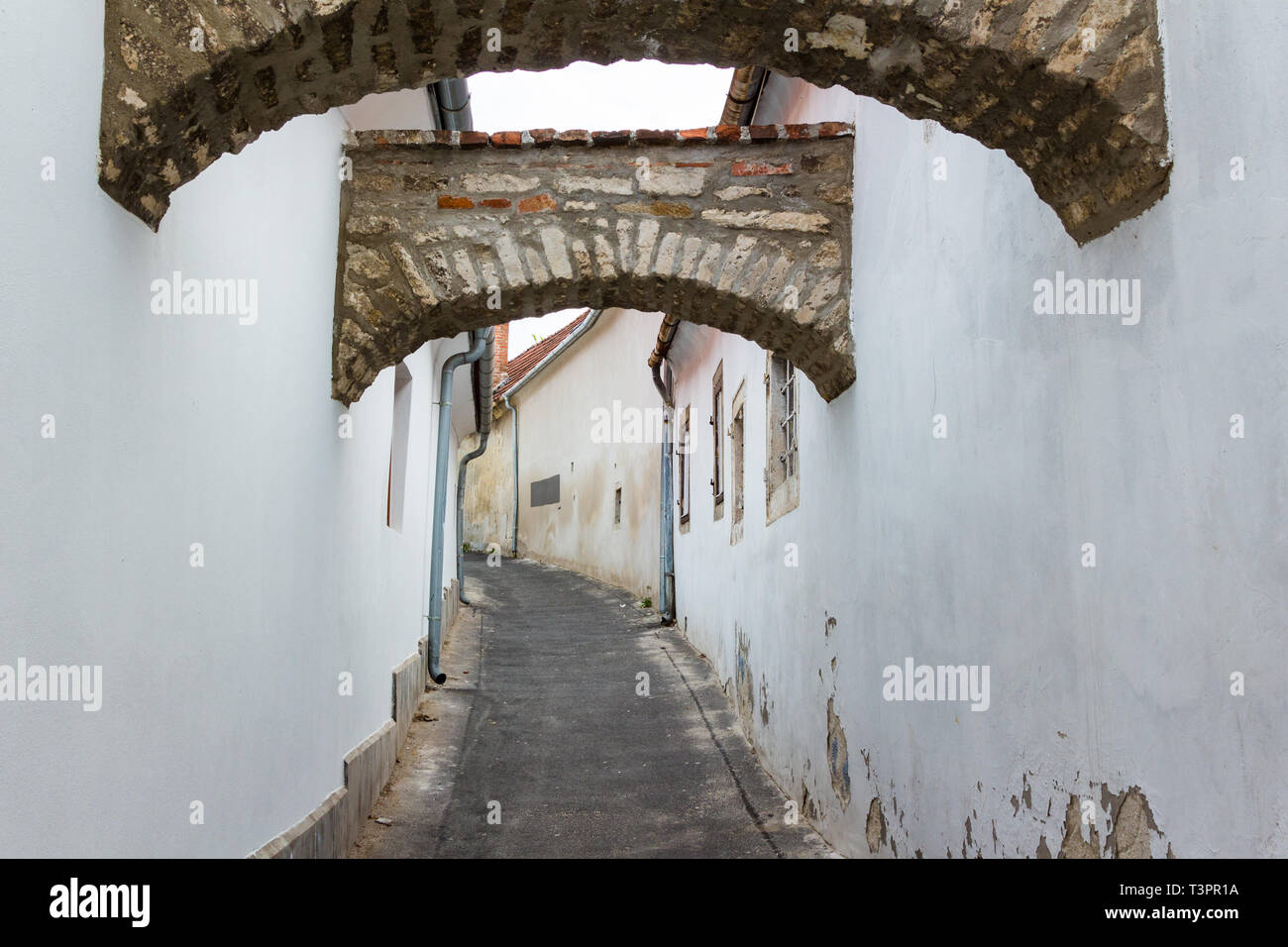 Arched alley hi-res stock photography and images - Alamy
