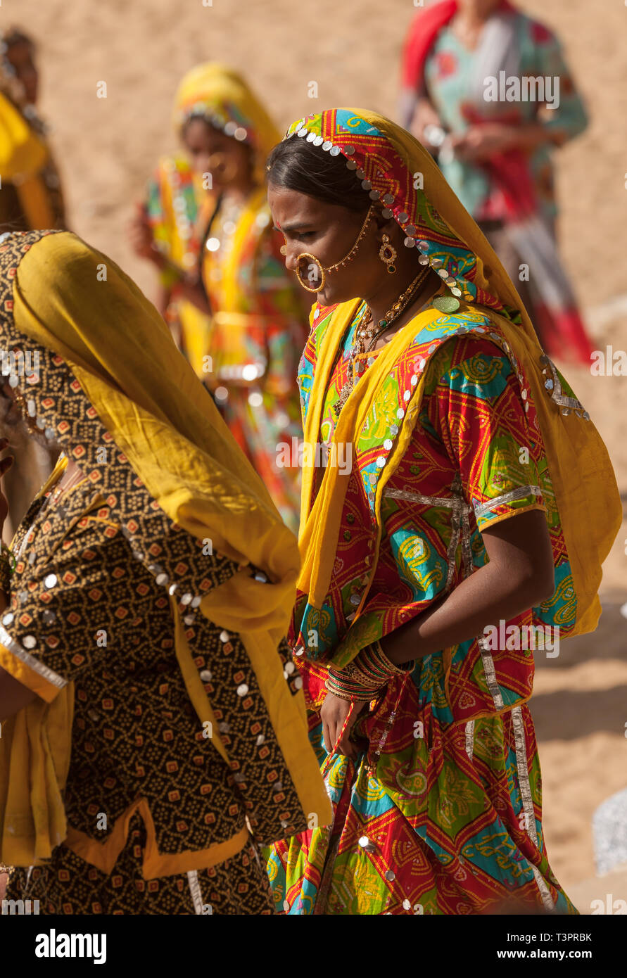 Women in traditional dress jaisalmer hi-res stock photography and ...