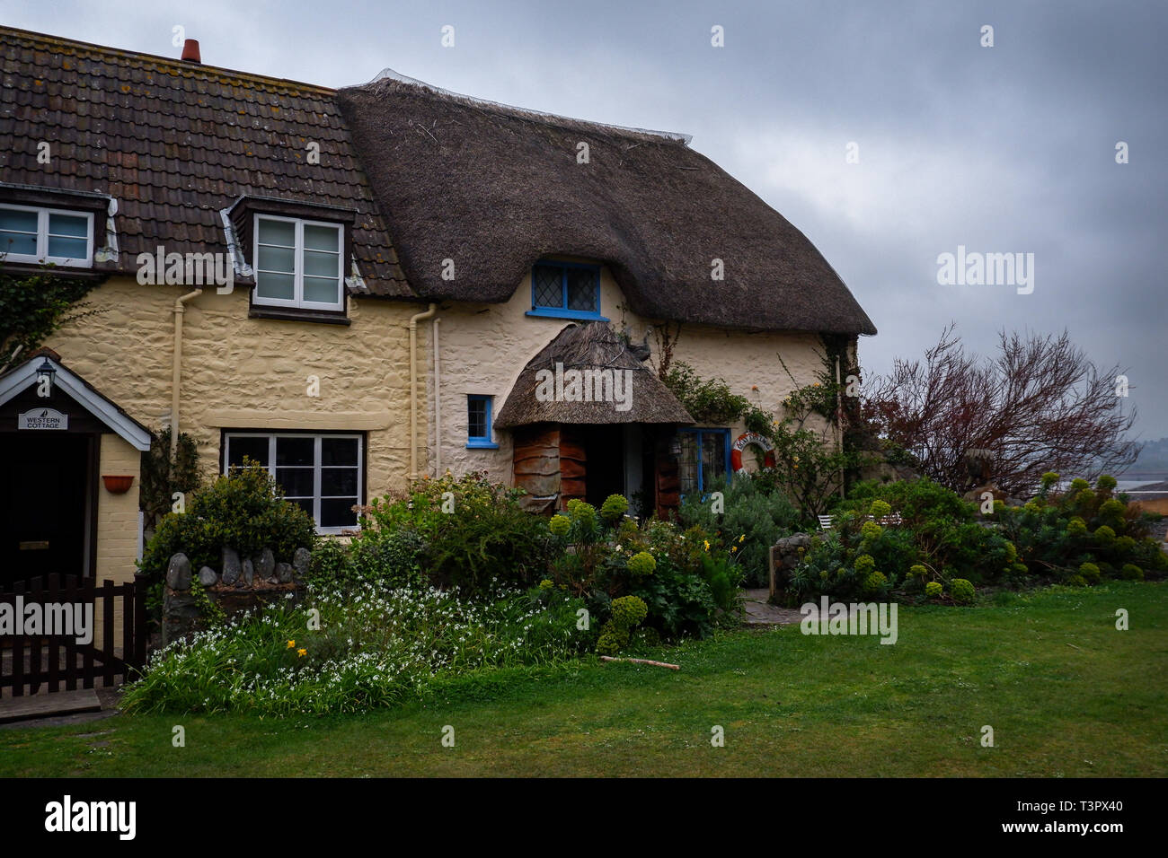 Traditional thatched cottages hi-res stock photography and images - Alamy