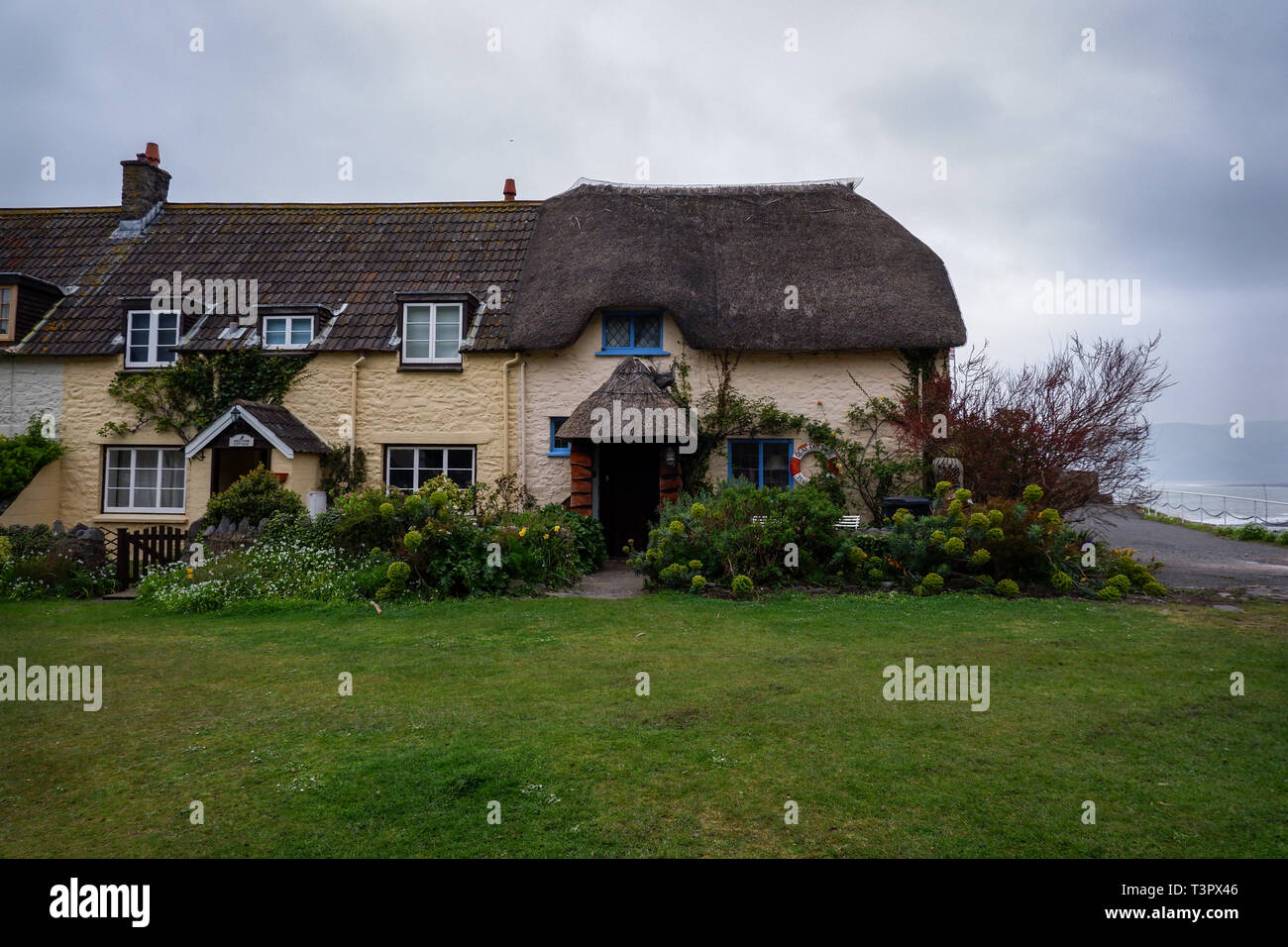 Traditional thatched cottages hi-res stock photography and images - Alamy