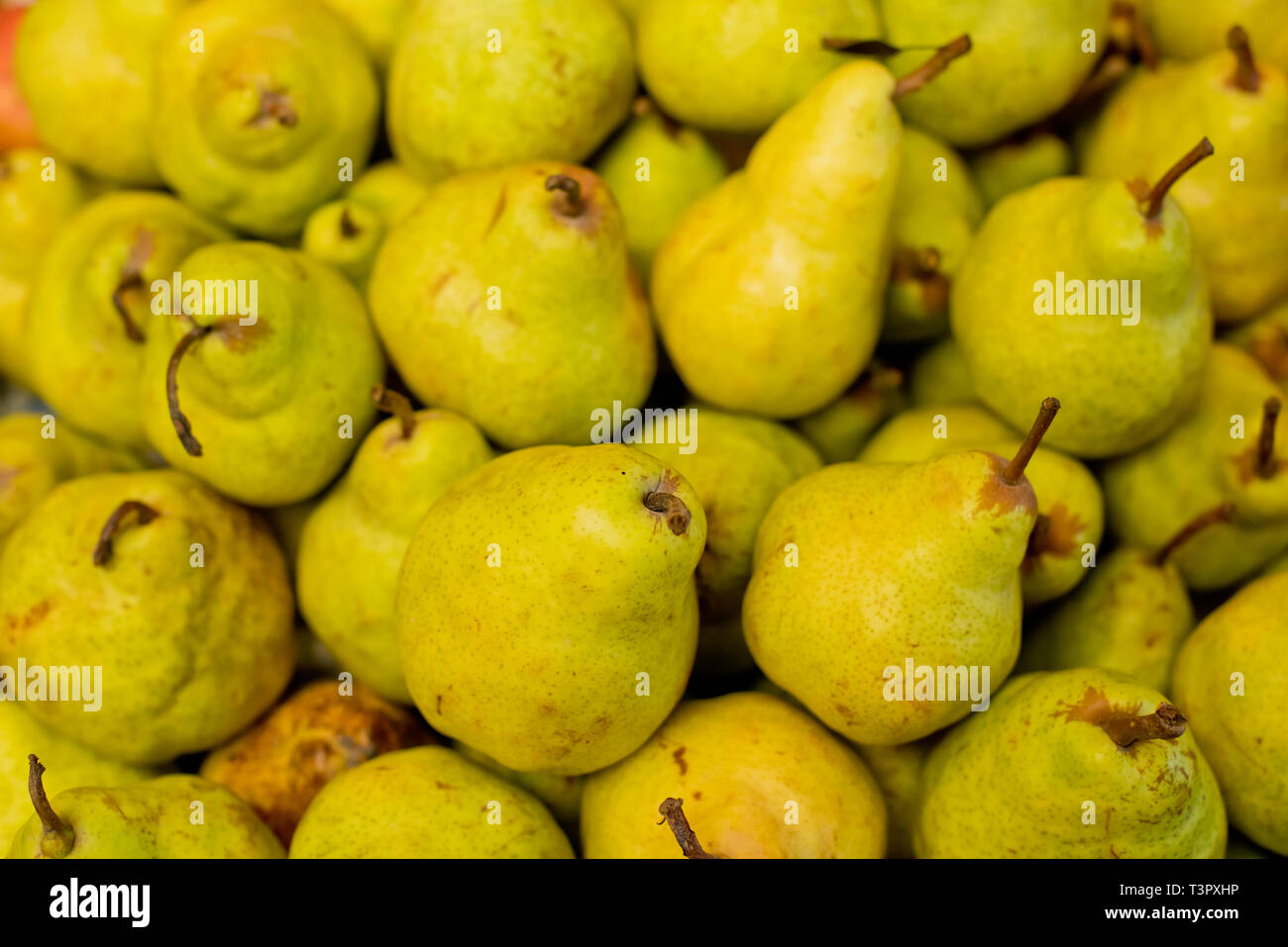 Pears in a box on the market Stock Photo - Alamy