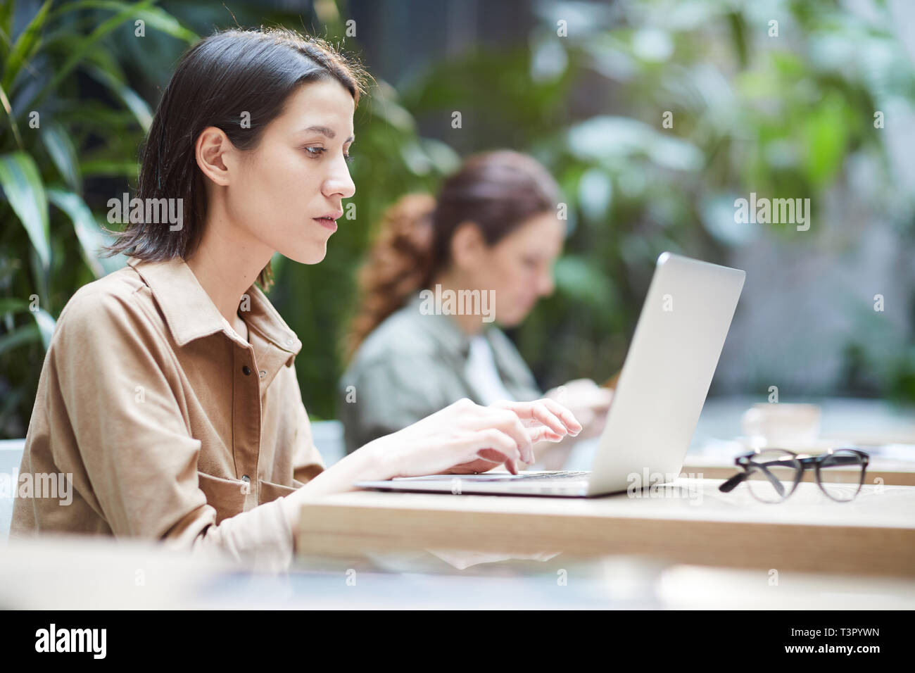 Lady working at laptop hi-res stock photography and images - Alamy