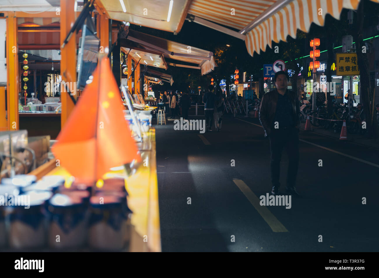 Crowded outdoor food stall area hi-res stock photography and images - Alamy