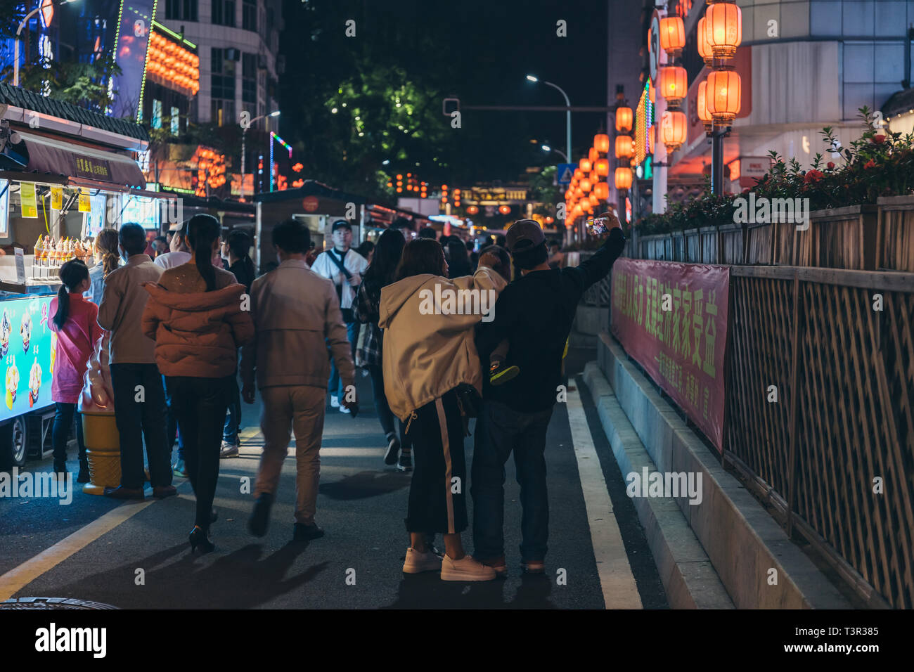 Crowded outdoor food stall area hi-res stock photography and images - Alamy