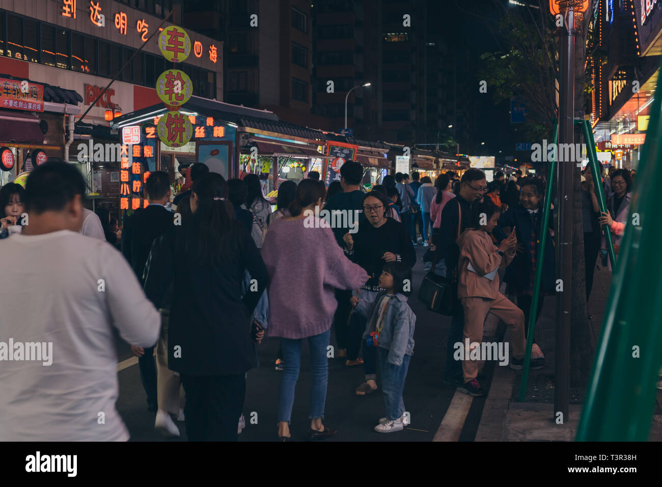 Crowded outdoor food stall area hi-res stock photography and images - Alamy
