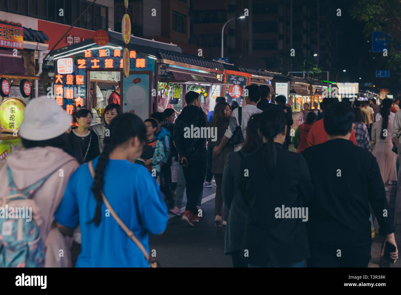 Crowded outdoor food stall area hi-res stock photography and images - Alamy