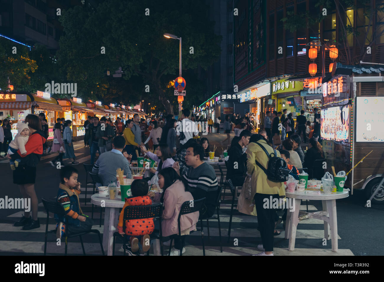 Crowded outdoor food stall area hi-res stock photography and images - Alamy