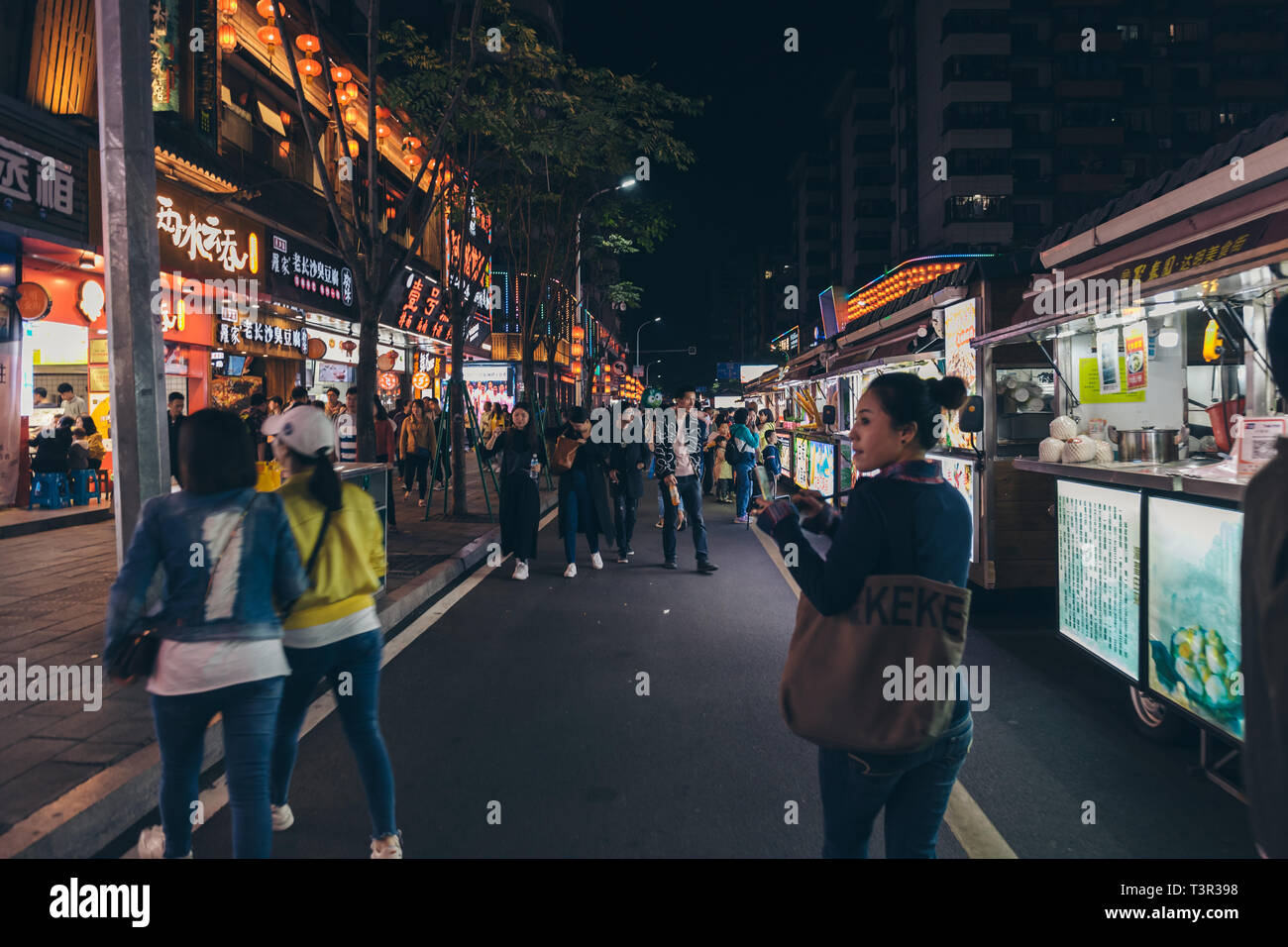 Crowded outdoor food stall area hi-res stock photography and images - Alamy