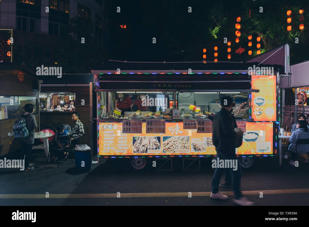Crowded outdoor food stall area hi-res stock photography and images - Alamy