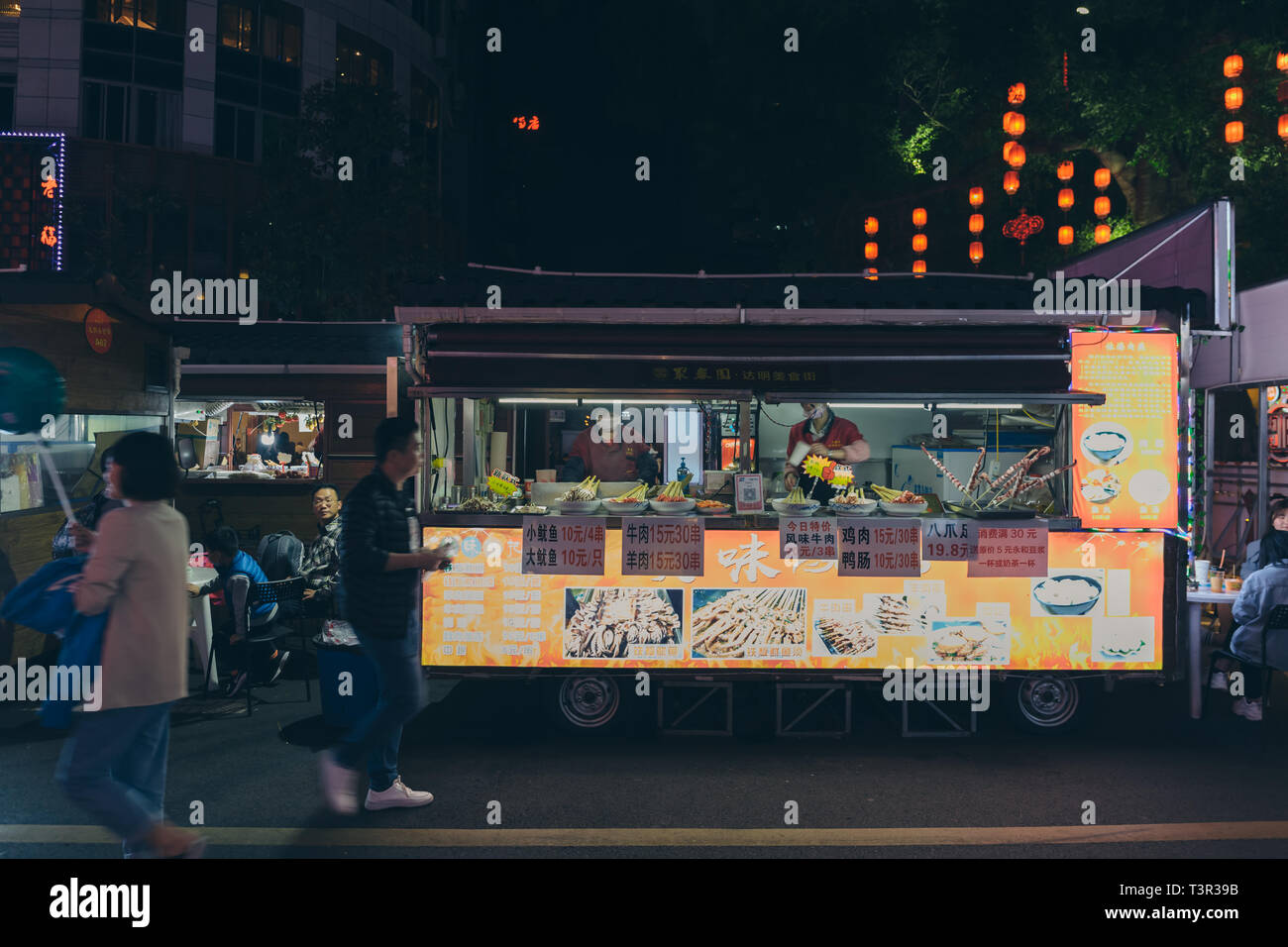 Crowded outdoor food stall area hi-res stock photography and images - Alamy
