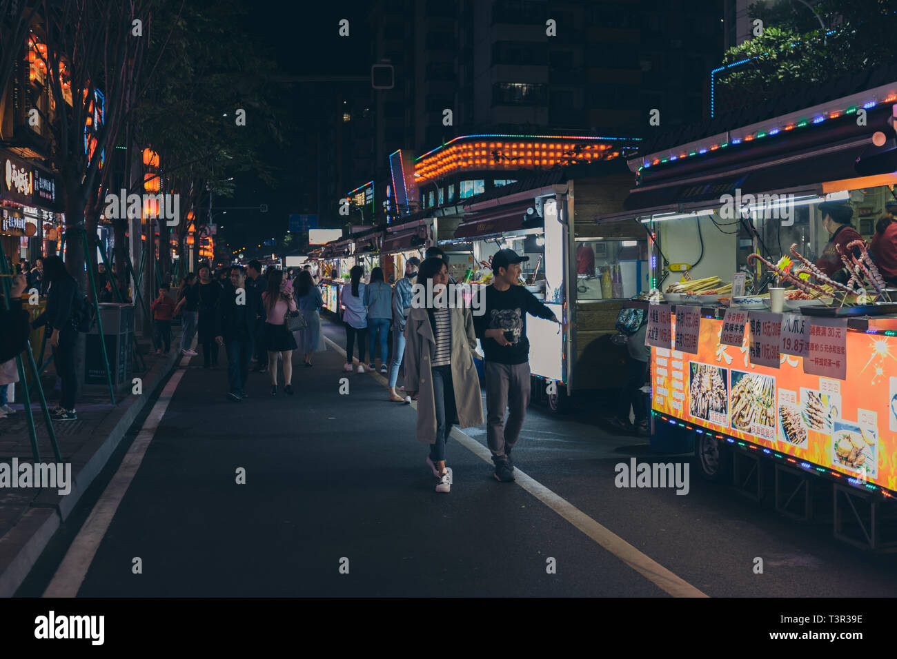 Crowded outdoor food stall area hi-res stock photography and images - Alamy