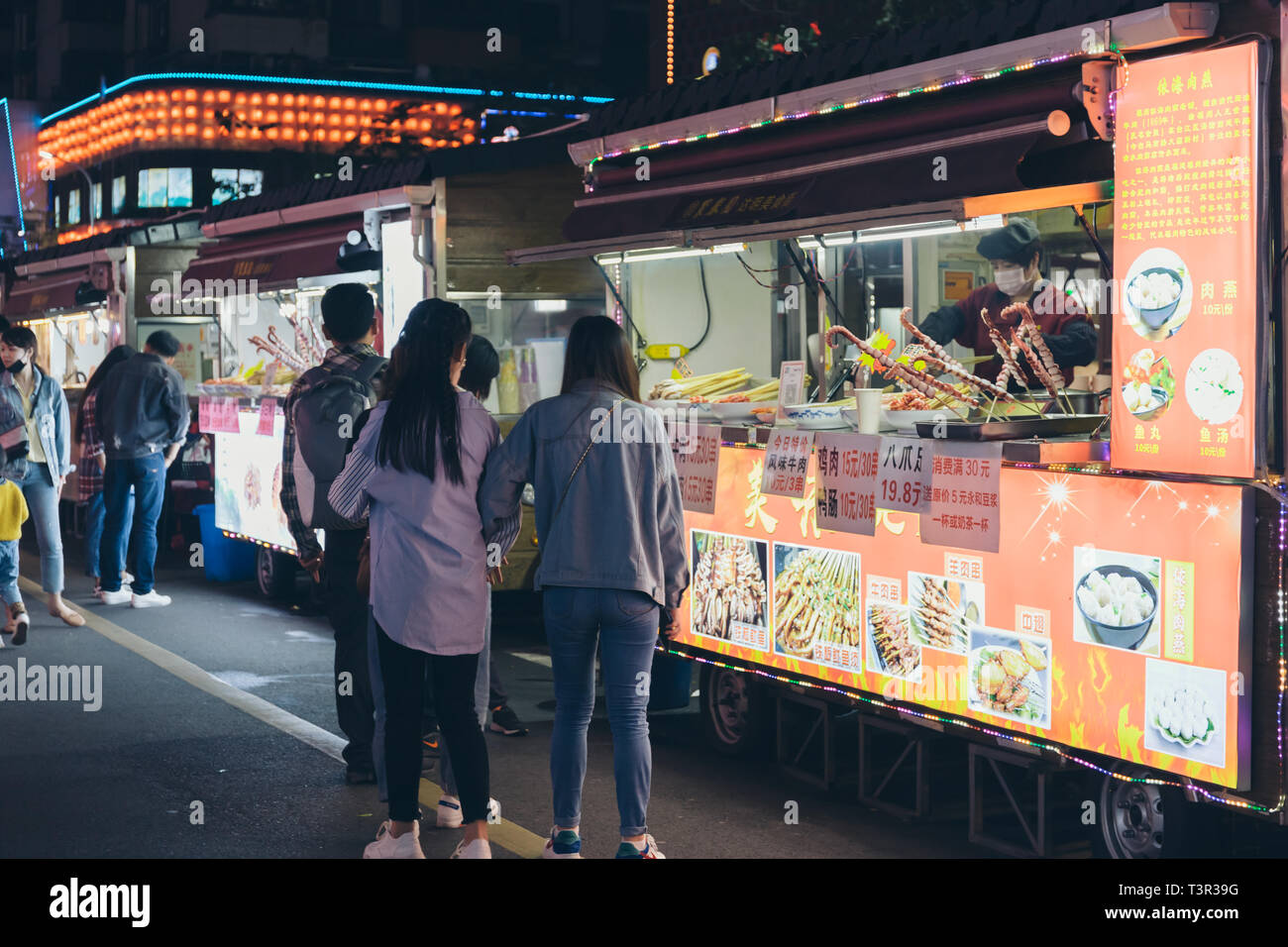 Crowded outdoor food stall area hi-res stock photography and images - Alamy