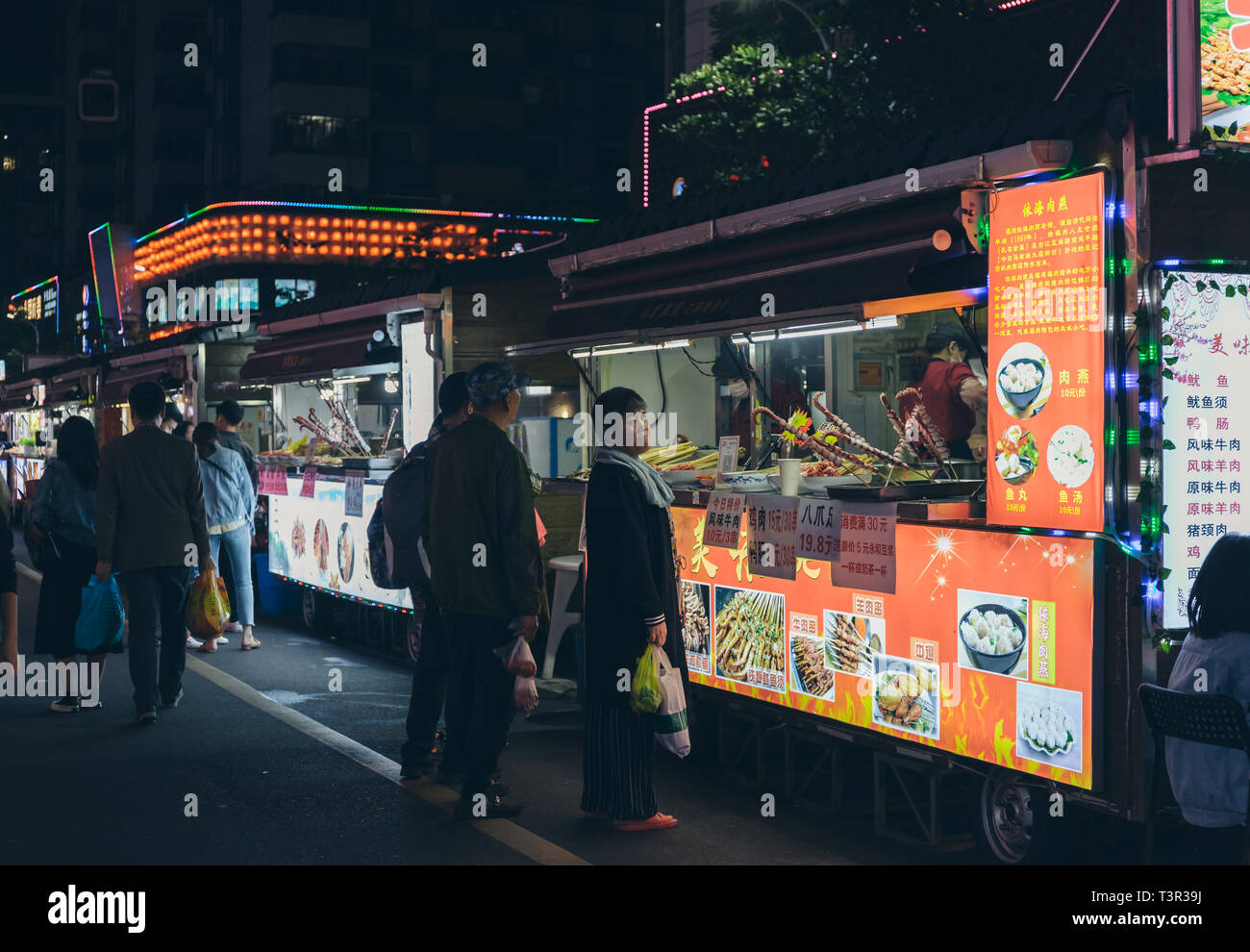 Crowded outdoor food stall area hi-res stock photography and images - Alamy