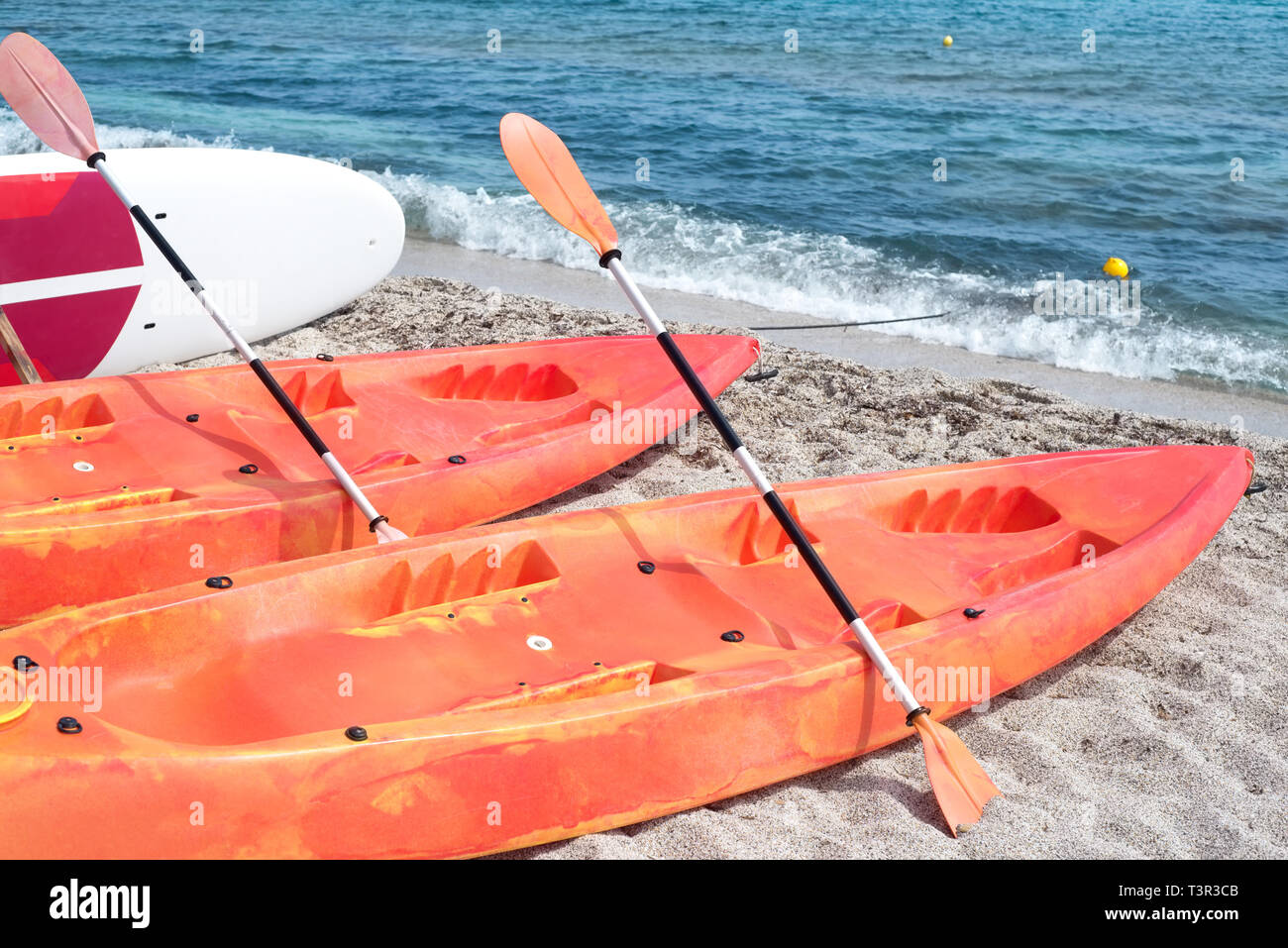 Row of kayaks on beach hi-res stock photography and images - Alamy