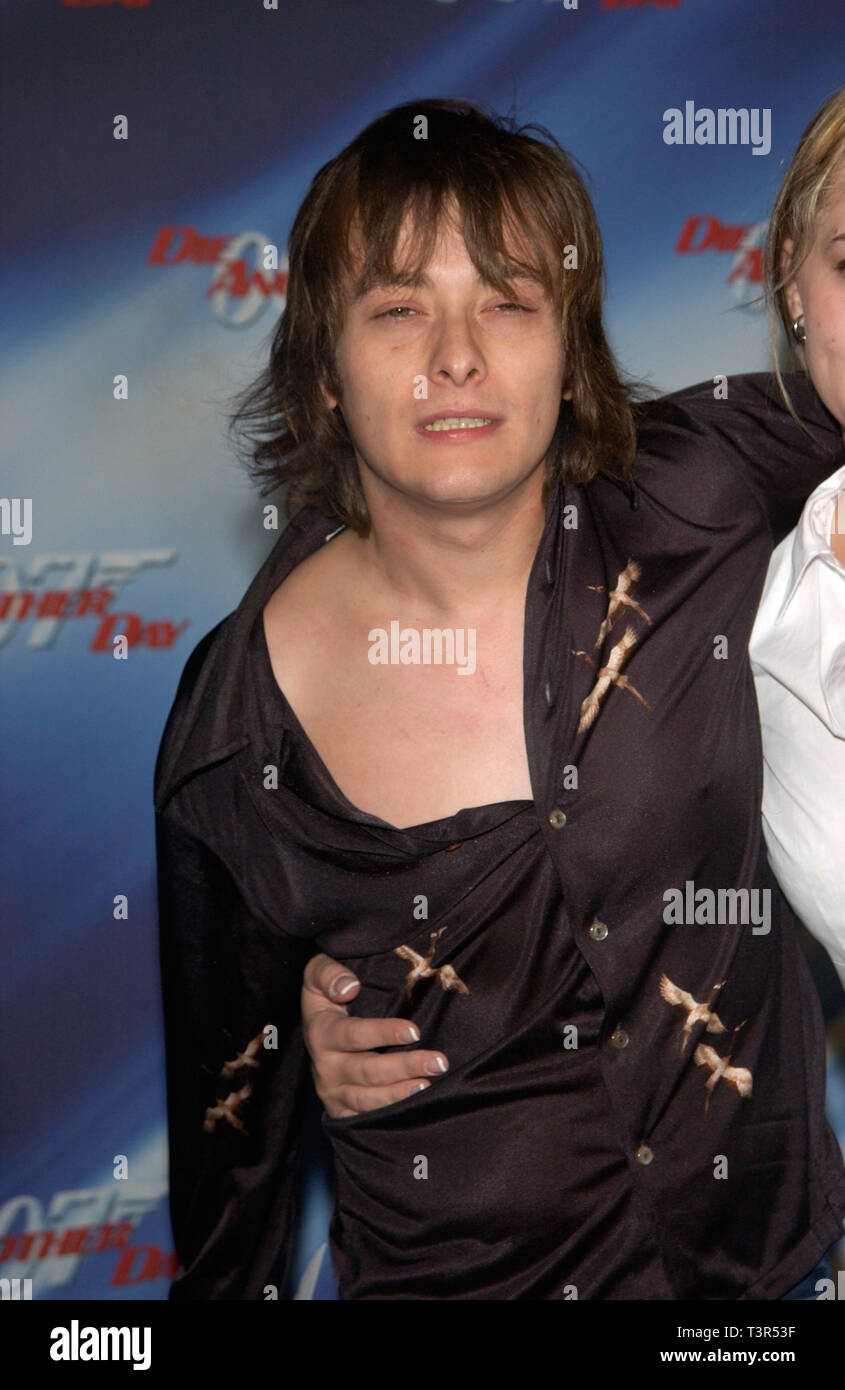 LOS ANGELES, CA. November 11, 2002: Actor EDWARD FURLONG & date at the ...