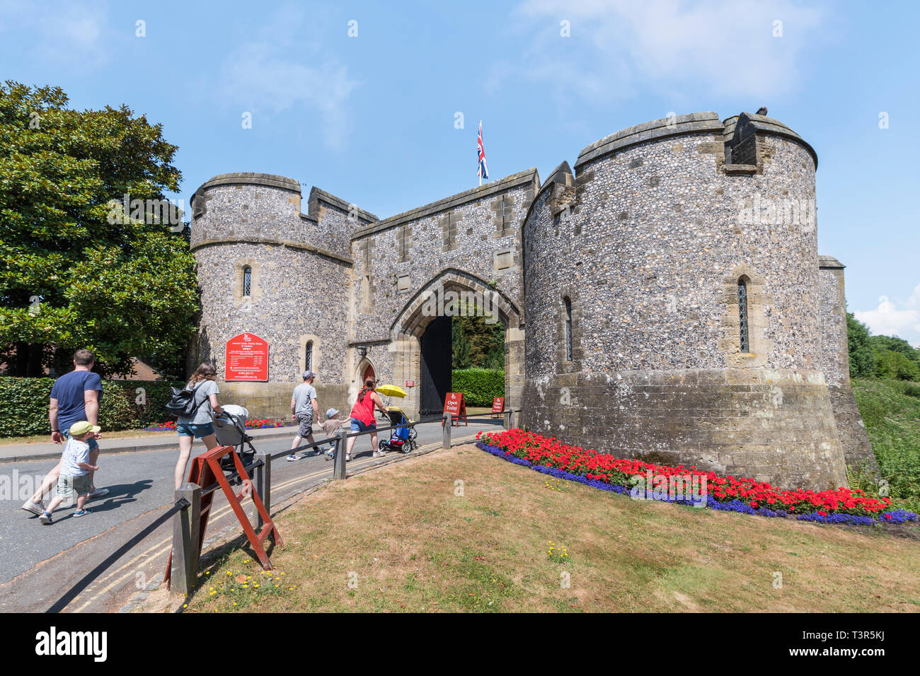 Entrance to a castle hi-res stock photography and images - Alamy