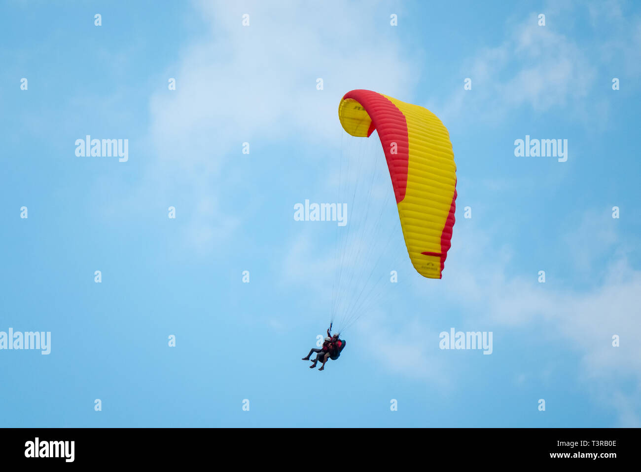 Glider with two people in the air hi-res stock photography and images ...