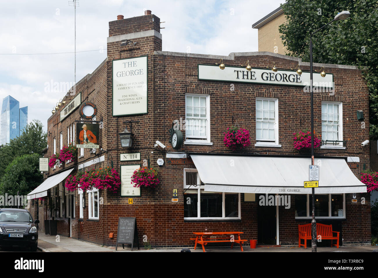 Isle of dogs pub hi-res stock photography and images - Alamy