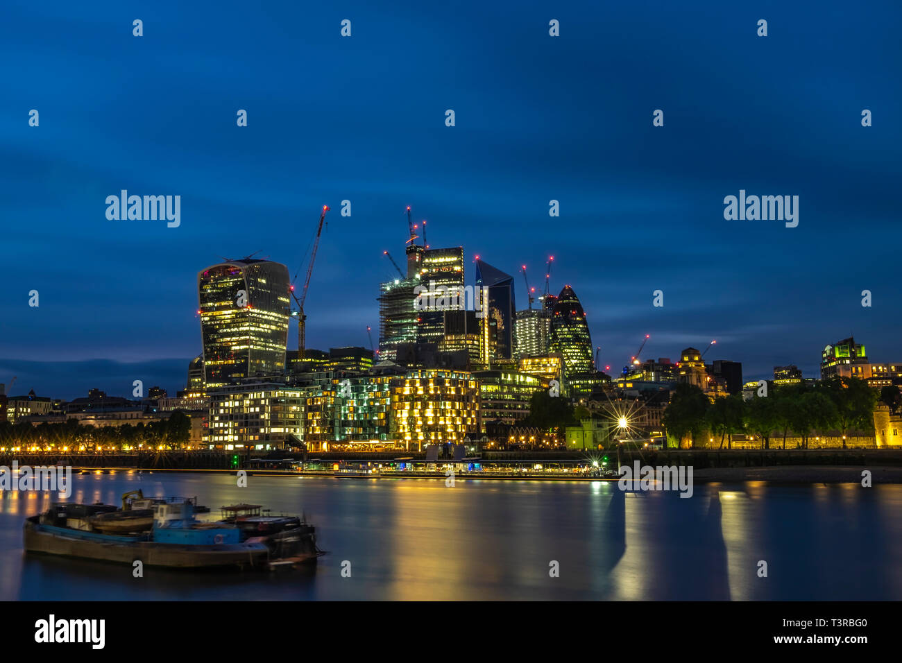 Thames river night view office buildings hi-res stock photography and ...