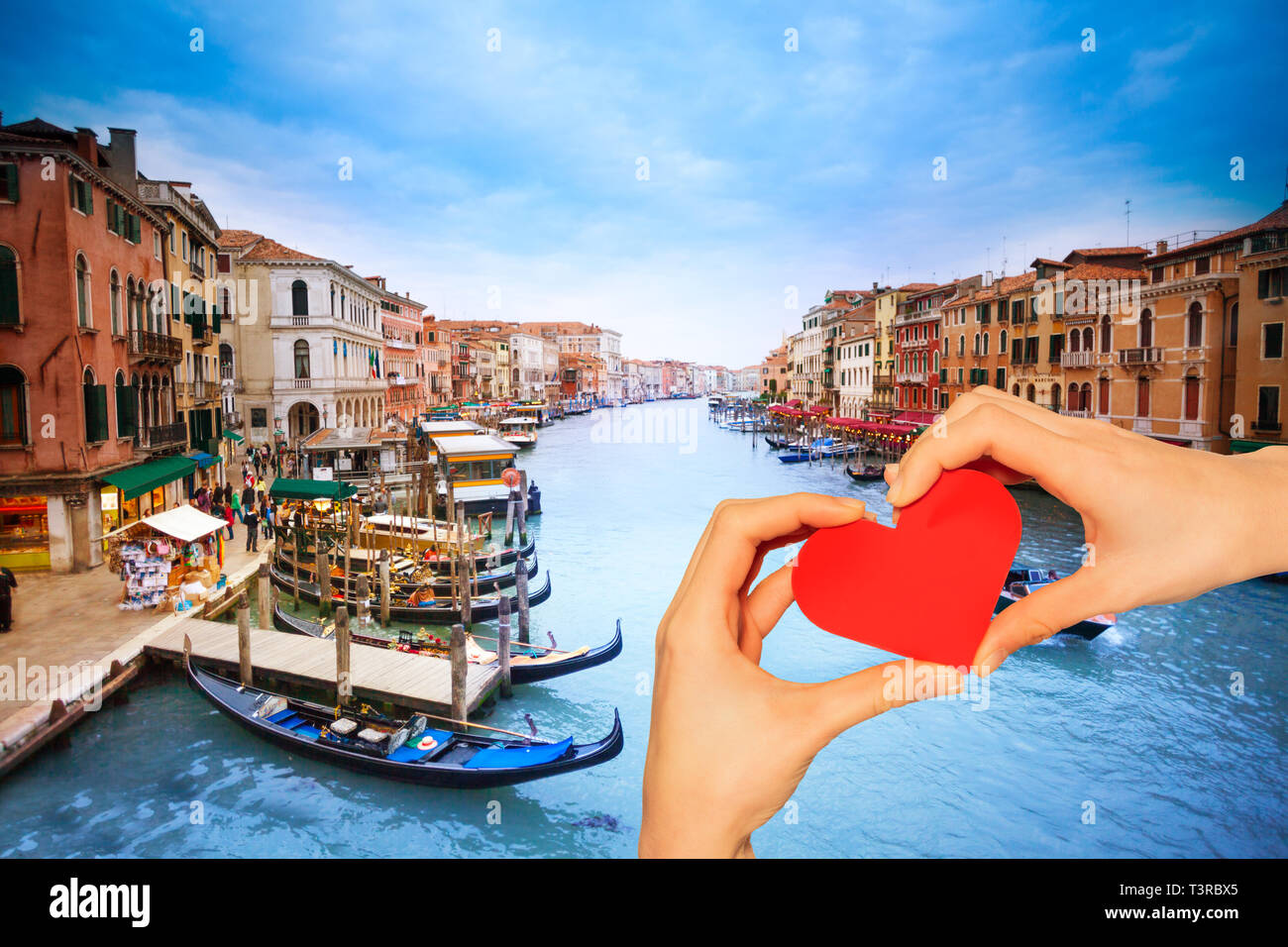 Hand hold red heart over Grande canal in Venice Stock Photo - Alamy