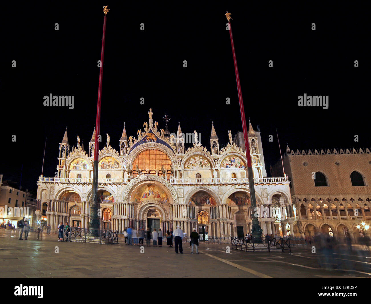 Illuminated Saint Mark Basilica at night with long exposure in Venice ...