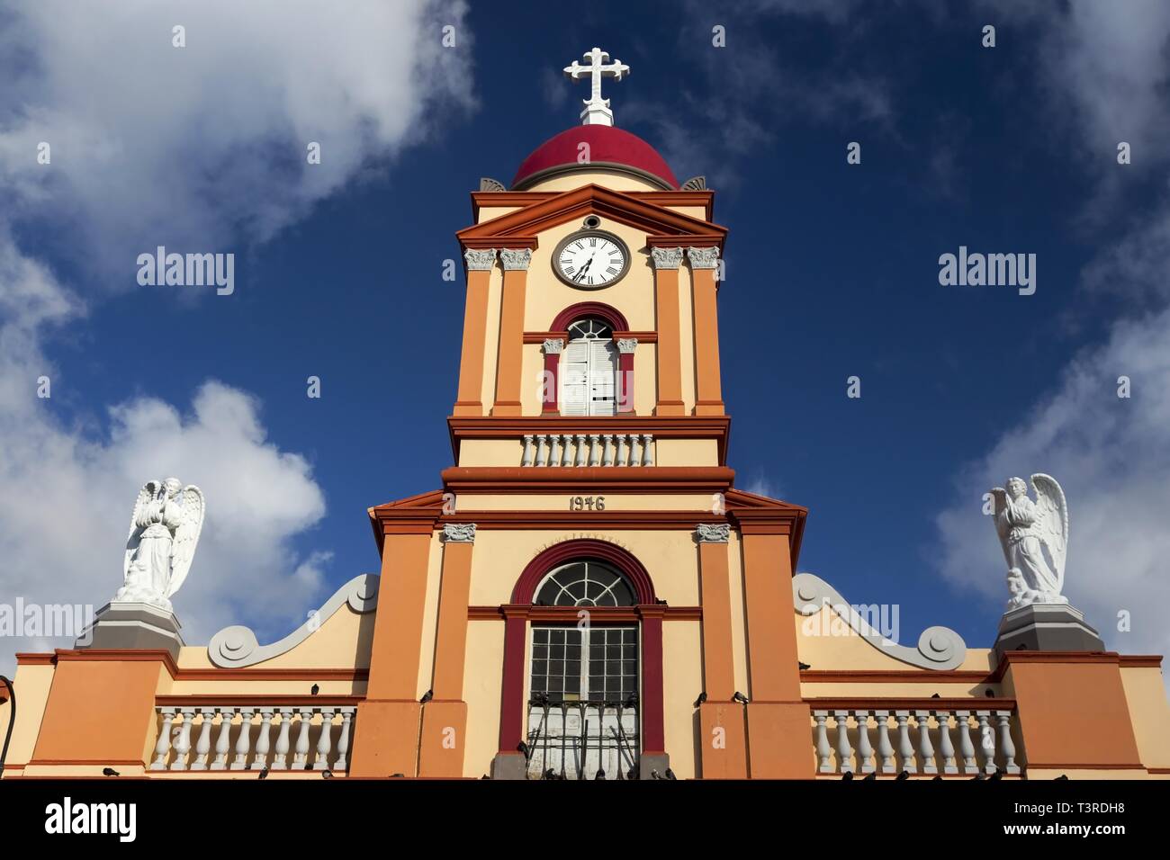 Symmetry architecture hi-res stock photography and images - Alamy