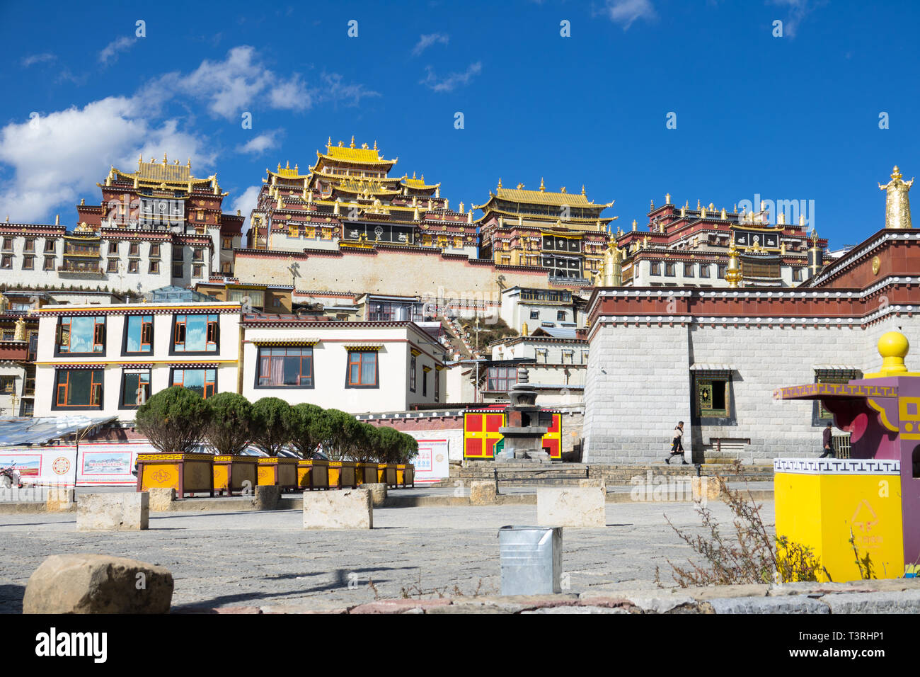 Song Zan Lin Temple and blue sky, the largest Tibettan Buddhist ...