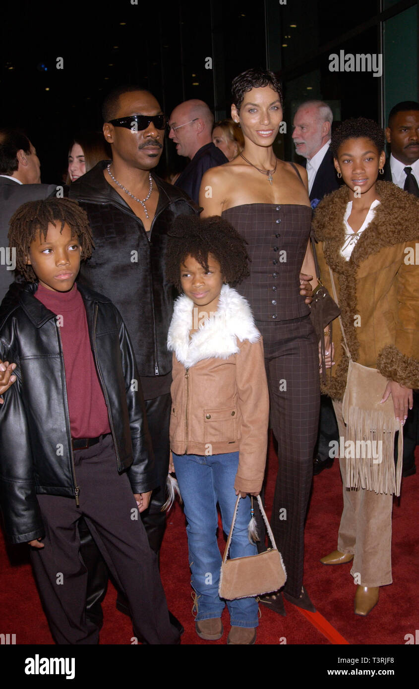 LOS ANGELES, CA. October 23, 2002: Actor EDDIE MURPHY & wife Nicole ...