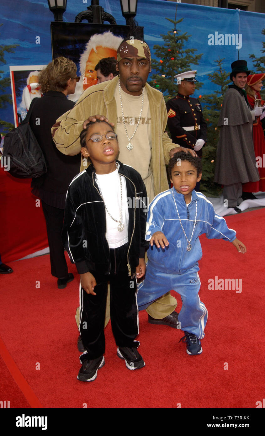 LOS ANGELES, CA. October 27, 2002: Singer COOLIO & sons at the world ...