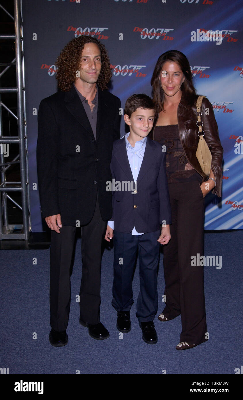 LOS ANGELES, CA. November 11, 2002: Pop musician KENNY G. & family at ...