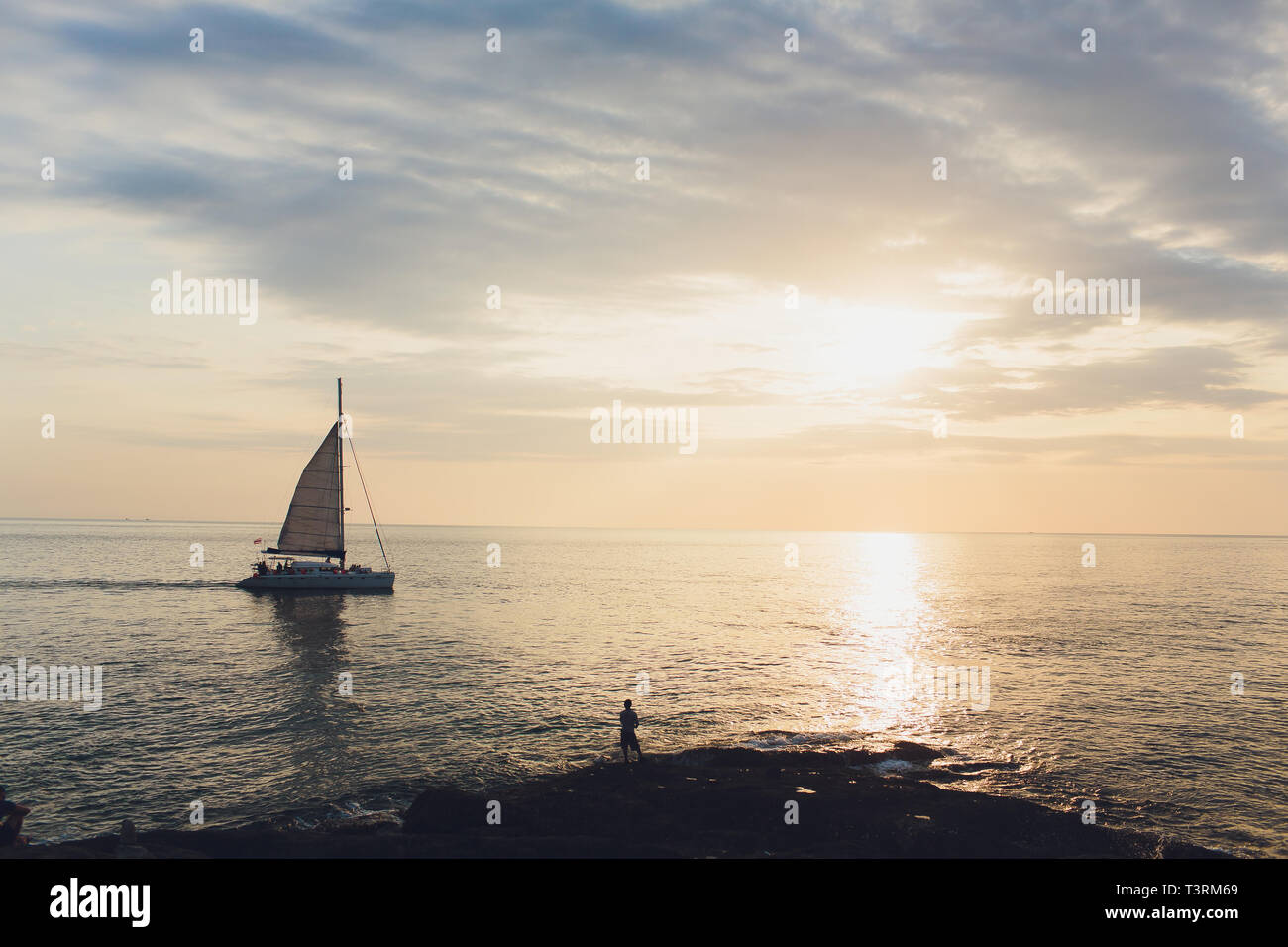 Yacht sailing against sunset. Holiday lifestyle landscape with skyline ...