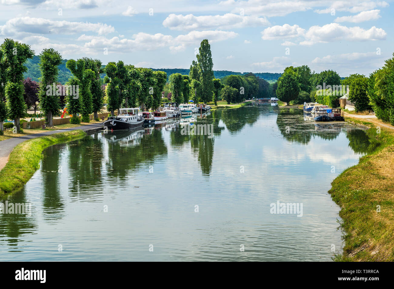France tonnerre canal hi-res stock photography and images - Alamy
