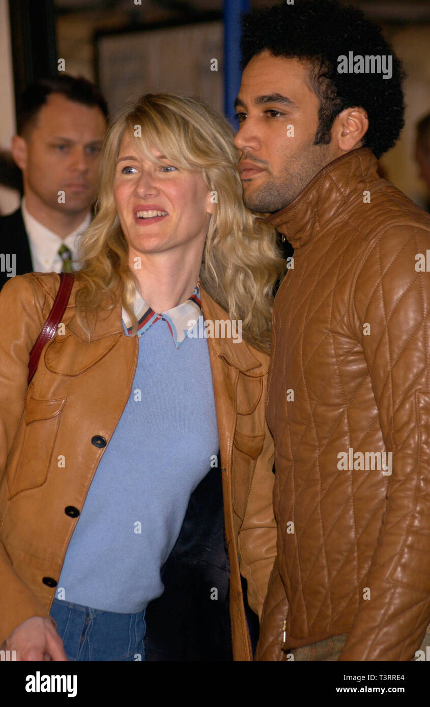 LOS ANGELES, CA. December 16, 2002: Actress LAURA DERN & boyfriend BEN ...