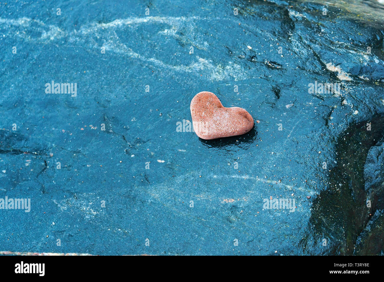 Heart stone on black rock hi-res stock photography and images - Alamy