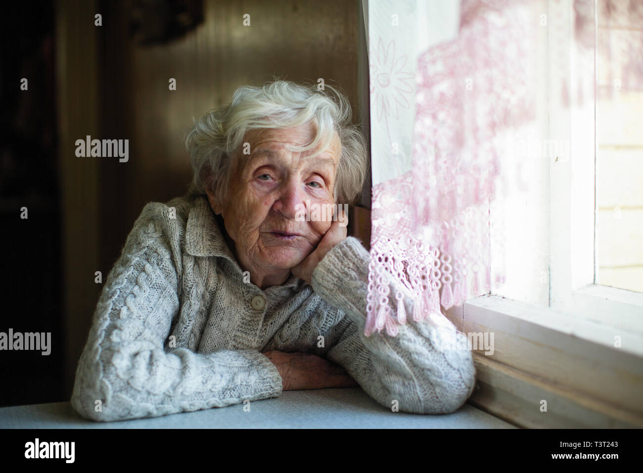 Gray haired grandma hi-res stock photography and images - Alamy