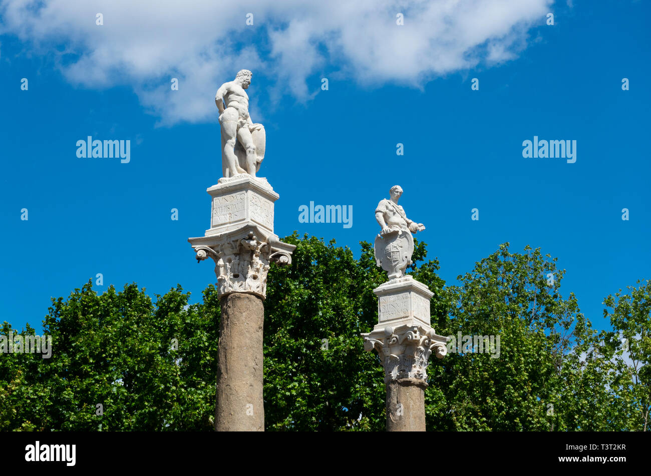 Statues of Hercules and Julius Caesar atop Roman columns in Alameda de ...